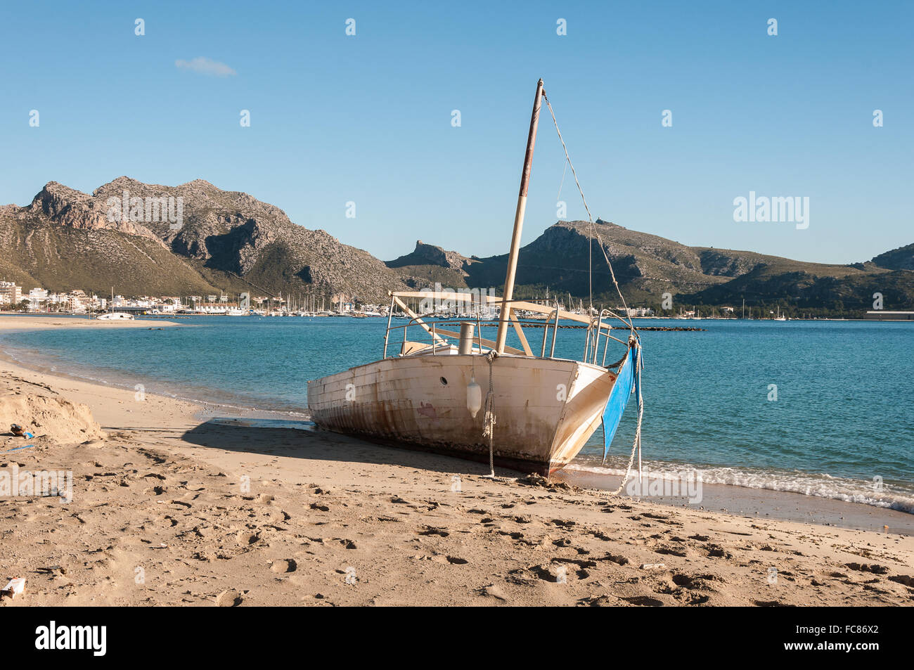 Boat stranded on the beach after a storm Stock Photo - Alamy