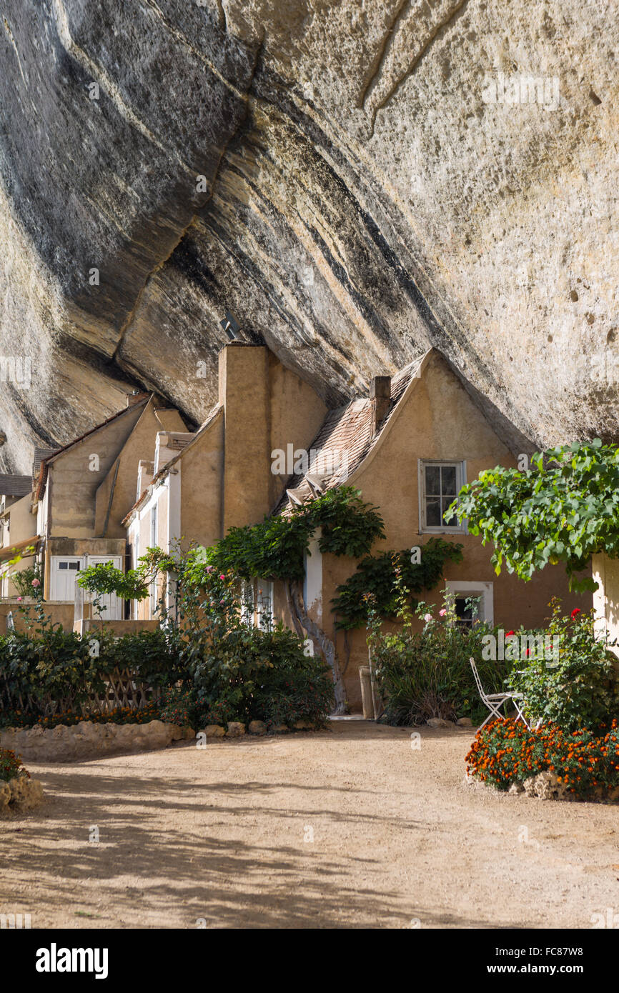 Grotte du Grand Roc Village in cliffs, Dordogne, France Stock Photo - Alamy