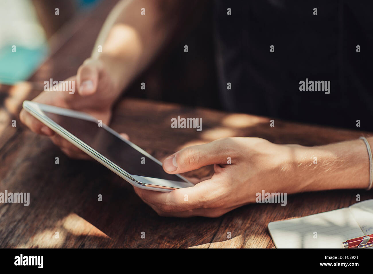 Using tablet hand table hi-res stock photography and images - Alamy