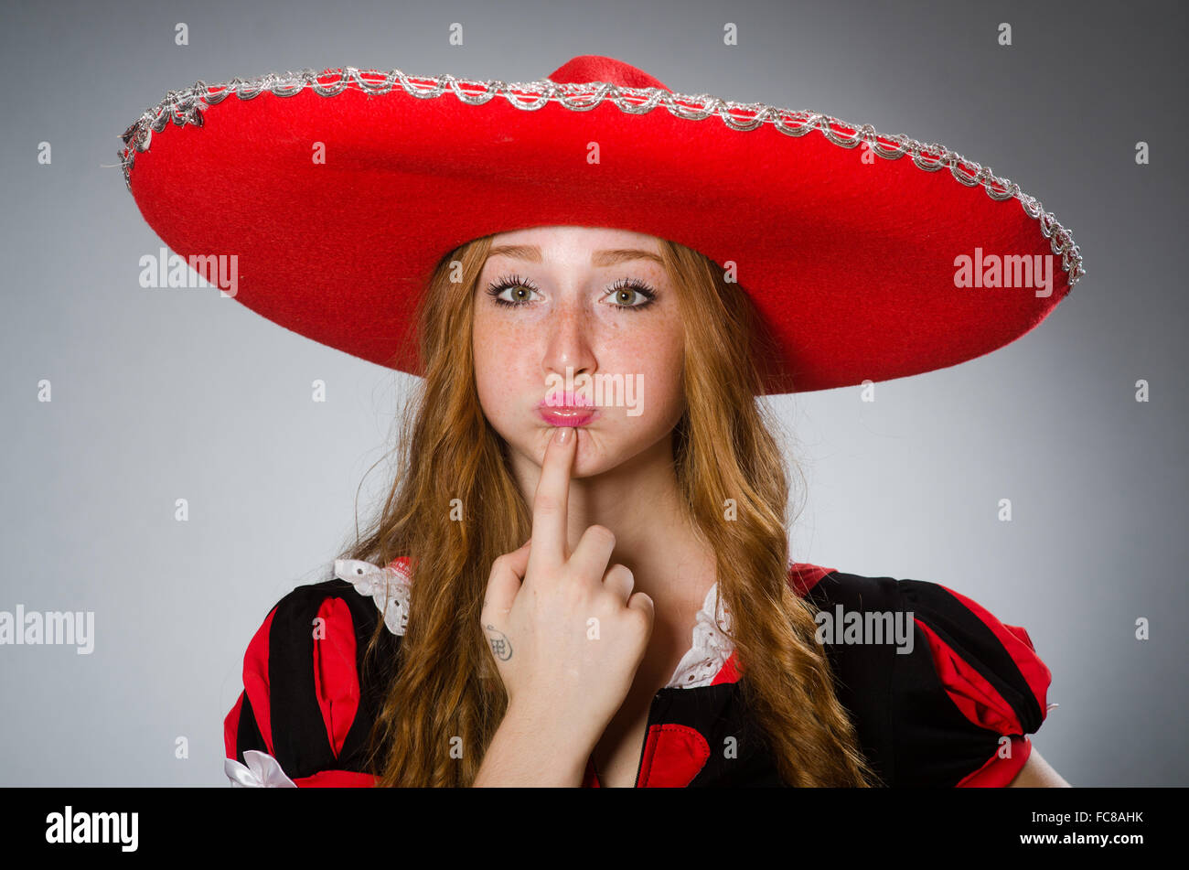 Mexican woman wearing sombrero hat Stock Photo - Alamy