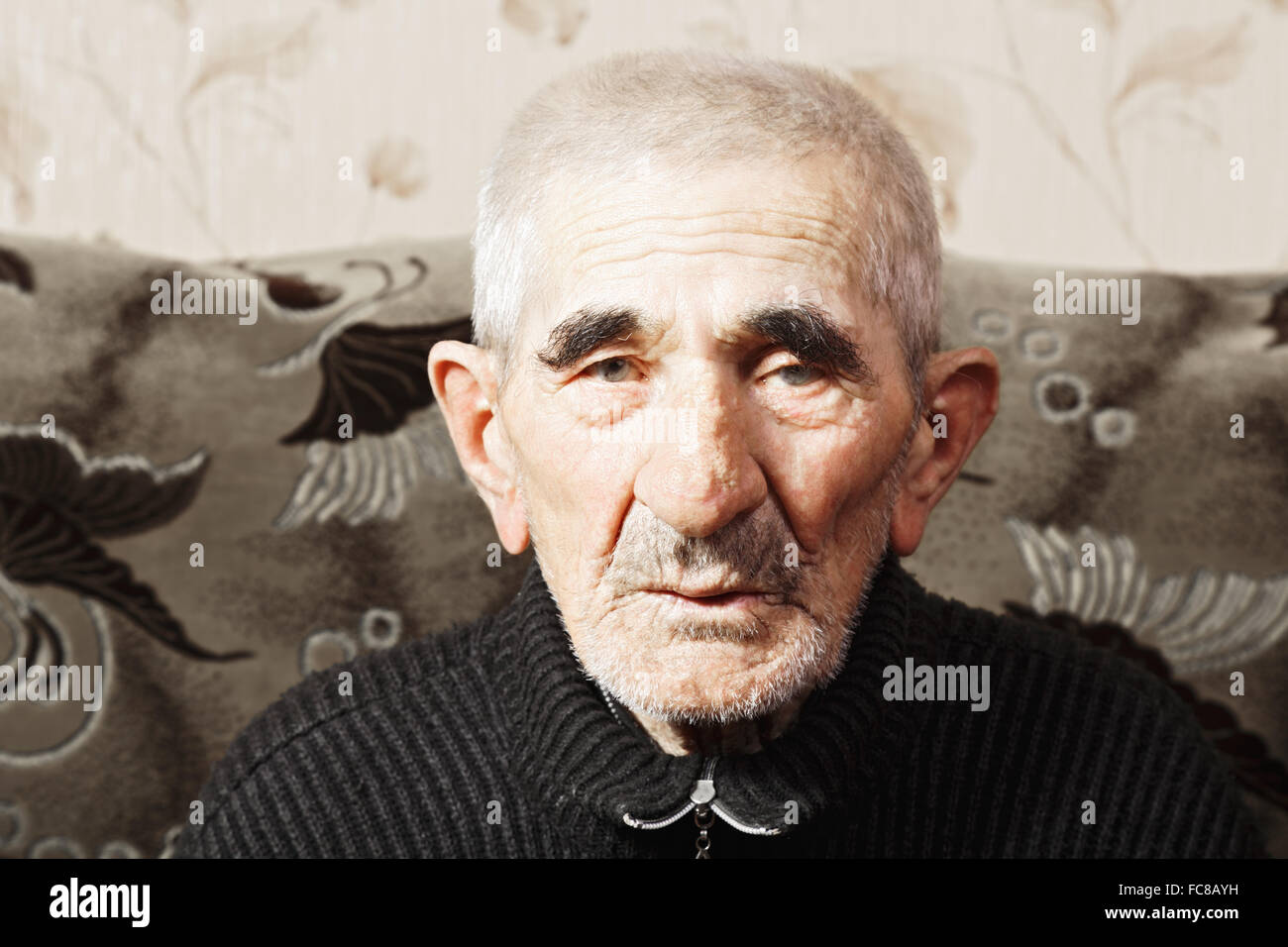 Portrait of elderly senior man Stock Photo - Alamy