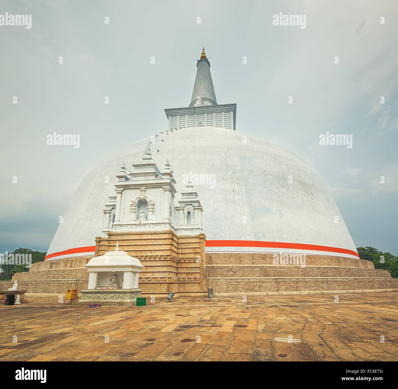 View of ruwanwelisaya hi-res stock photography and images - Alamy