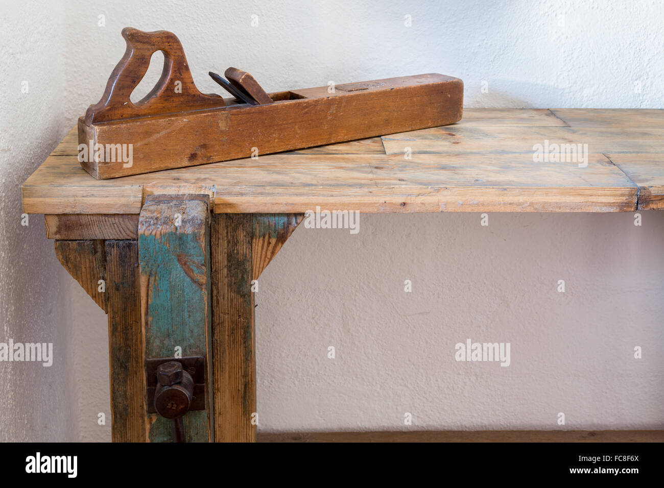 Traditional woodworkers bench Stock Photo - Alamy