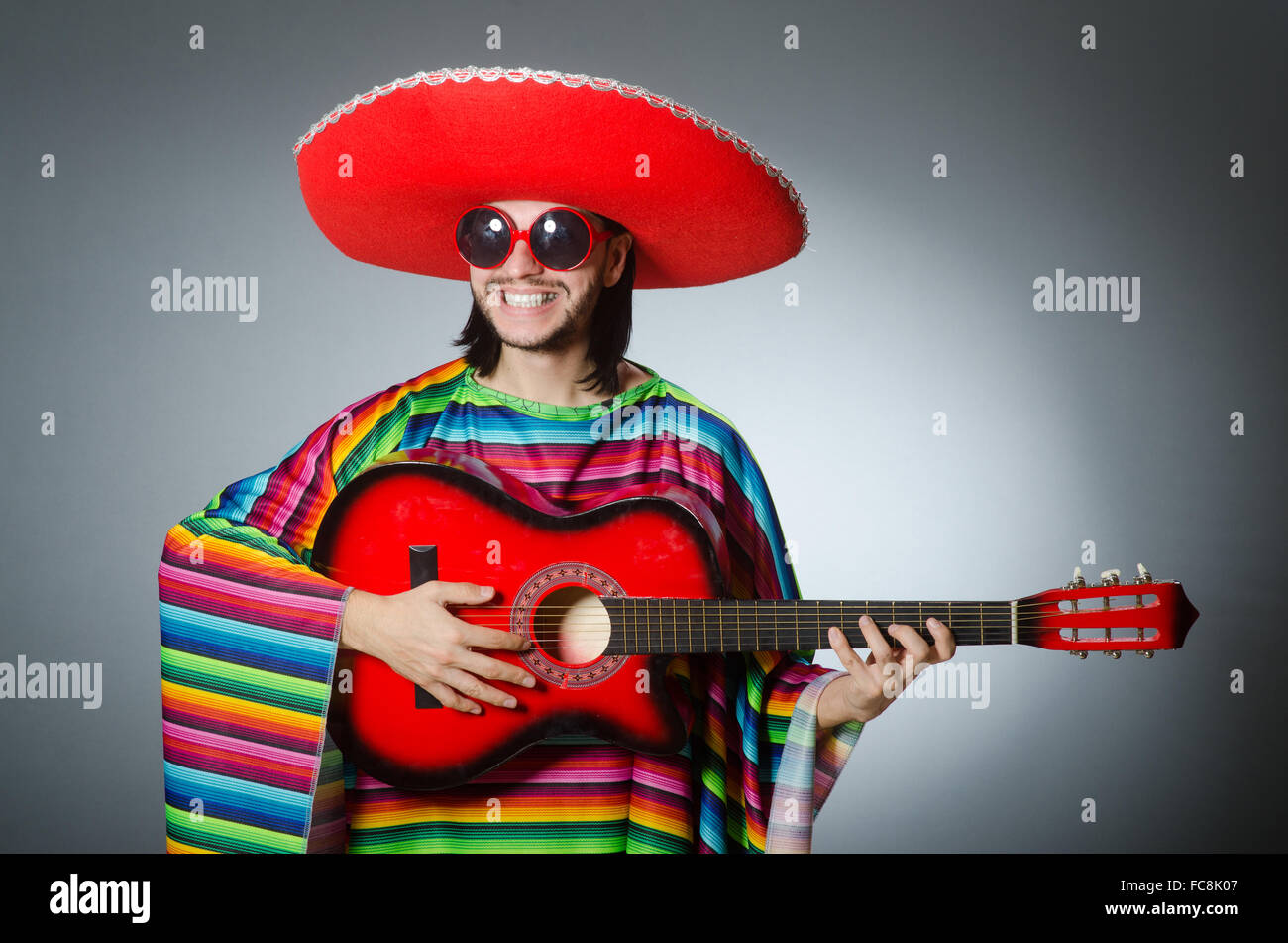 Mexican playing guitar wearing sombrero Stock Photo - Alamy