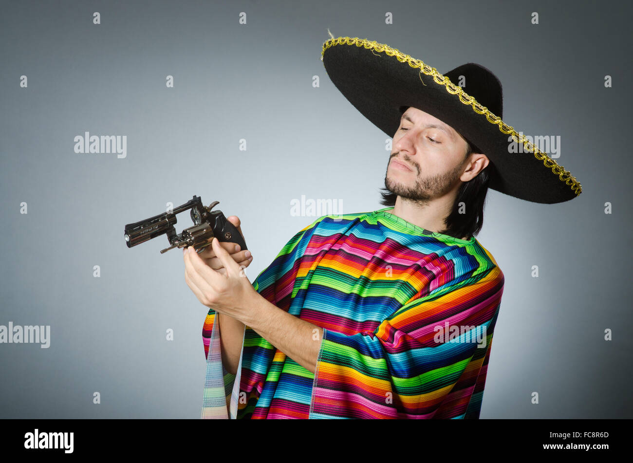 Mexican with gun wearing sombrero Stock Photo - Alamy