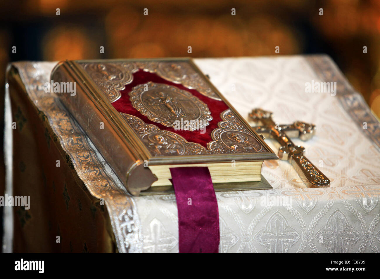 Open bible shining hi-res stock photography and images - Alamy