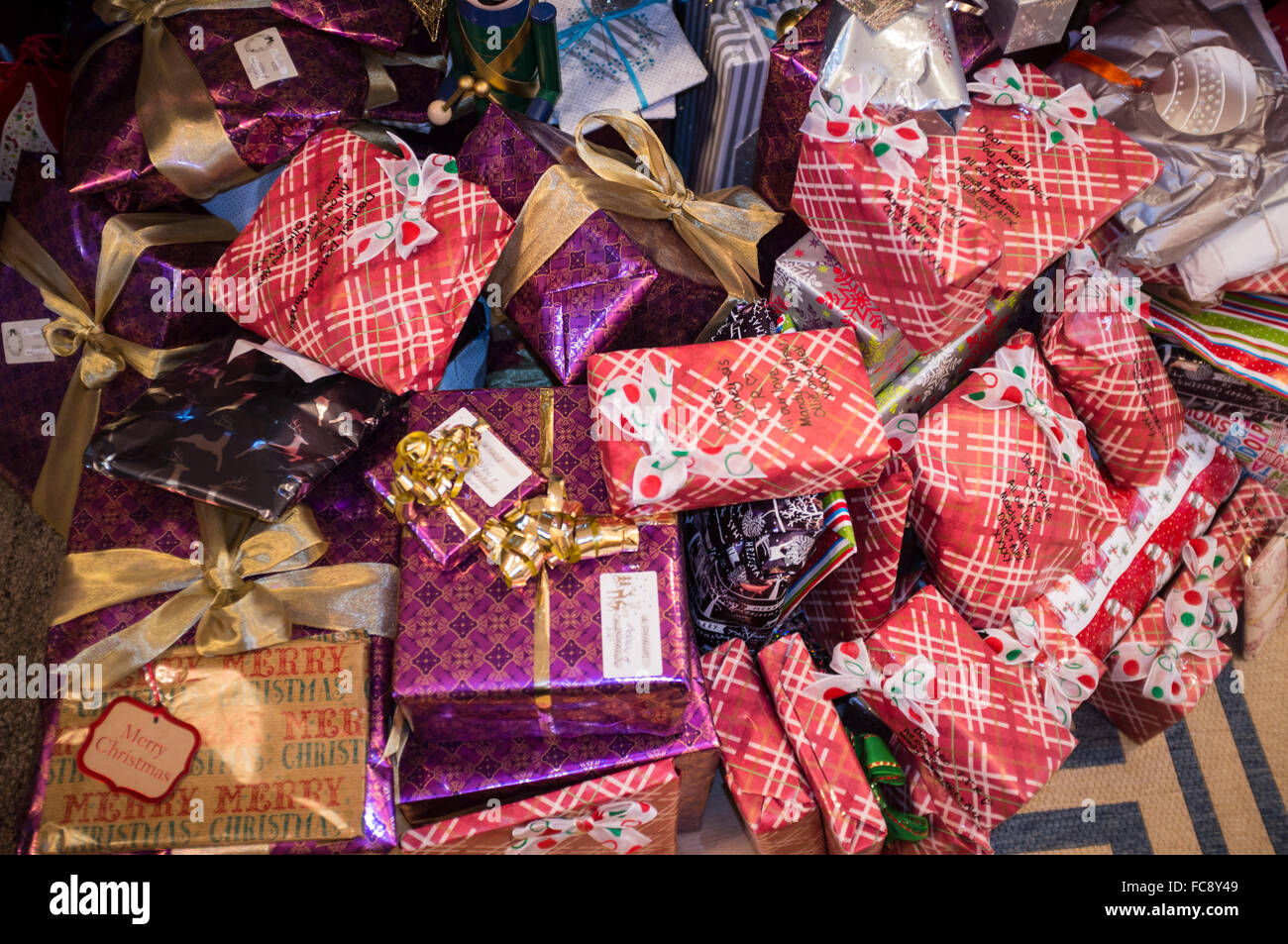 Wrapped christmas presents hi-res stock photography and images - Alamy