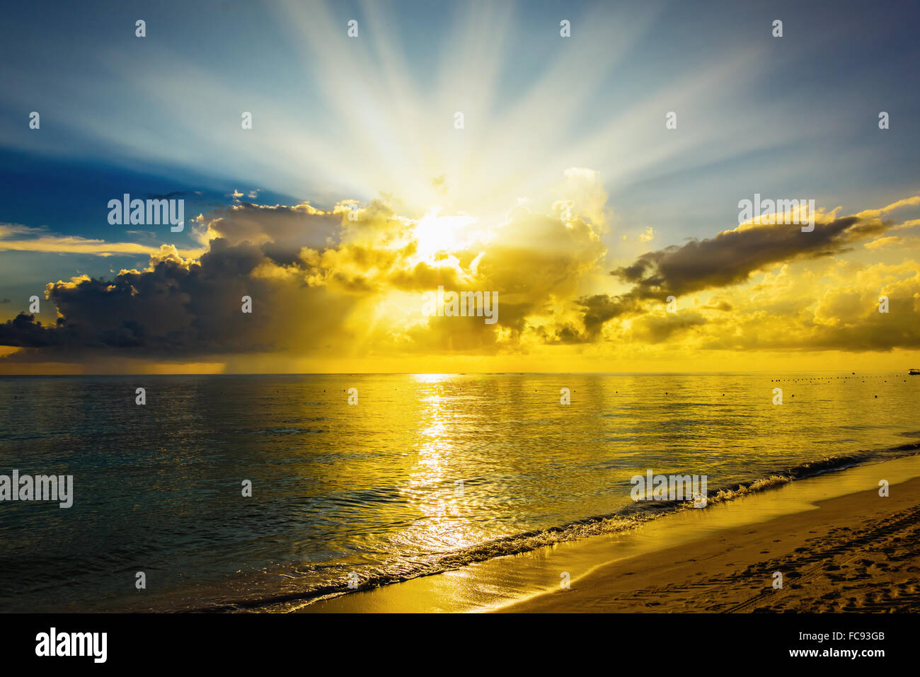 Sunrise over ocean hi-res stock photography and images - Alamy