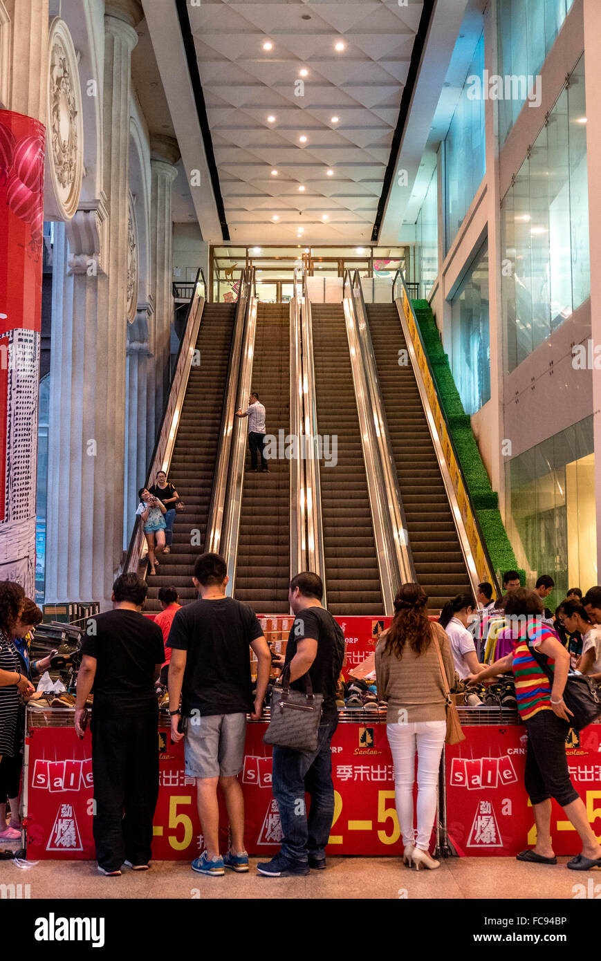 shoppers in a mall Stock Photo - Alamy