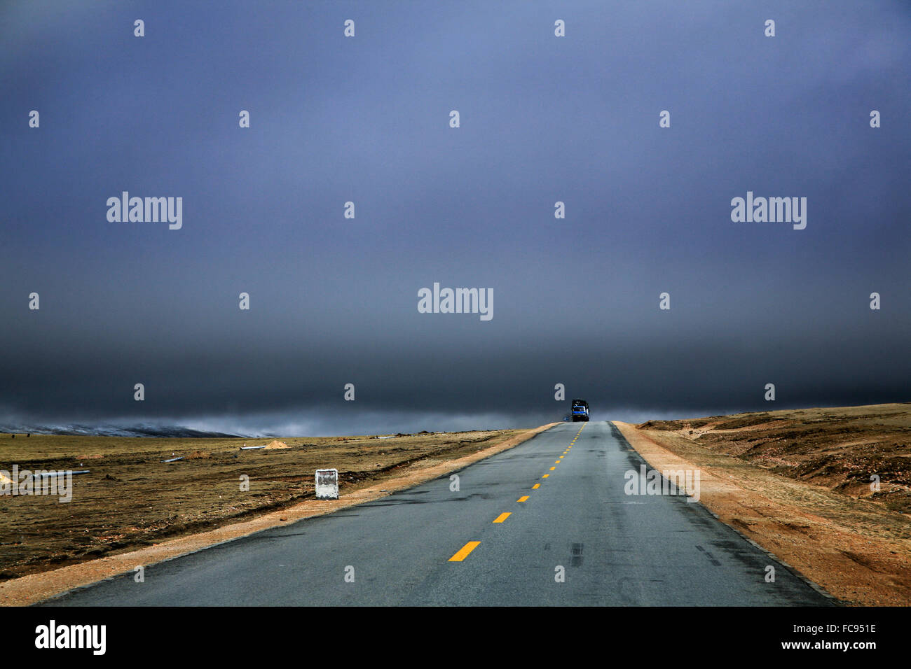 Qinghai Tibet Road Stock Photo - Alamy
