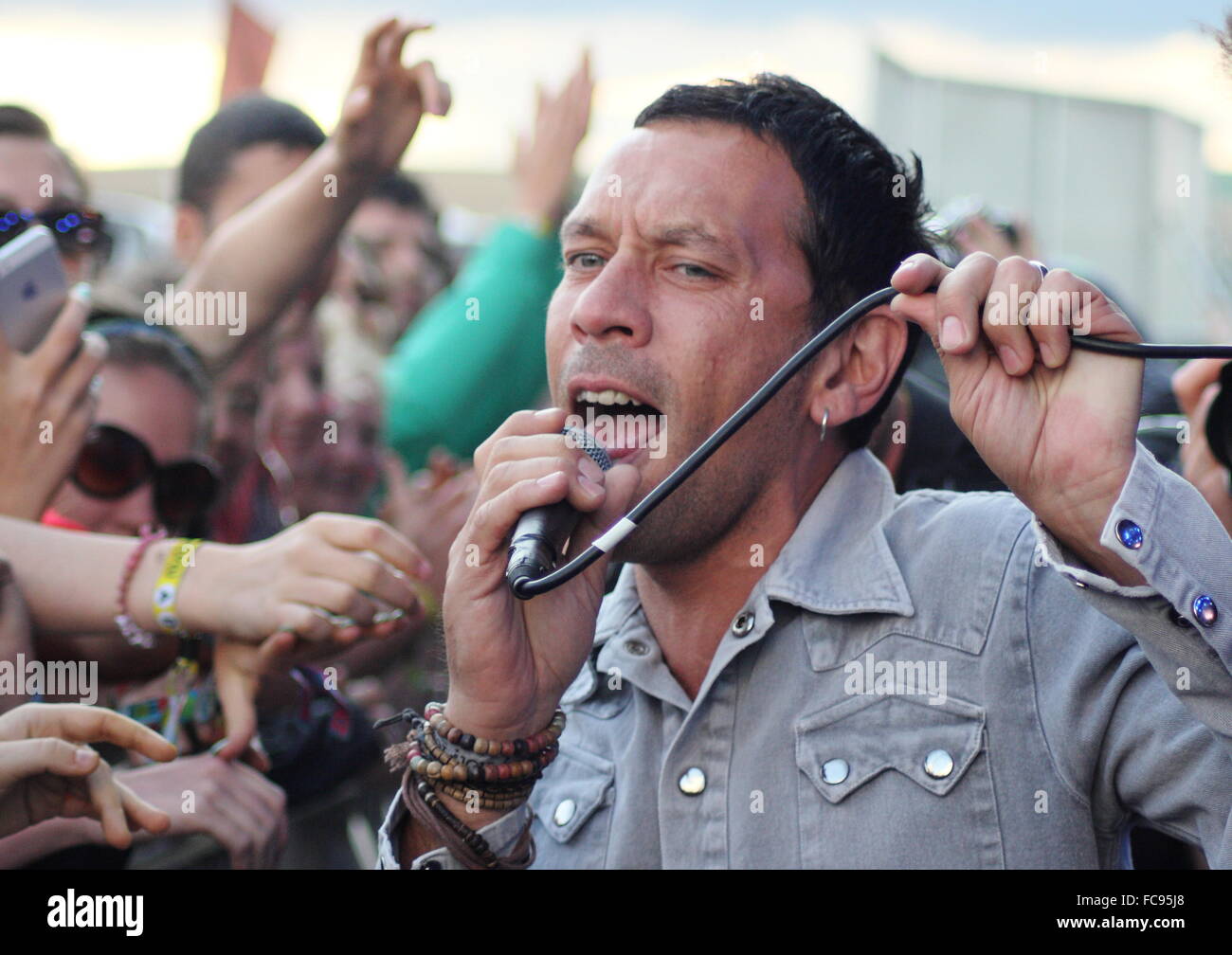 Singer stage jumping hi-res stock photography and images - Alamy