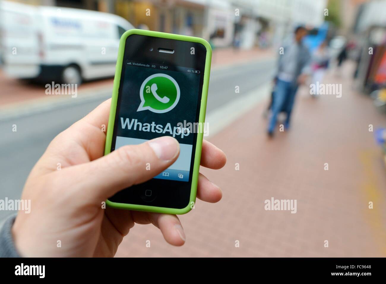 User showing whatsapp on hi-res stock photography and images - Alamy