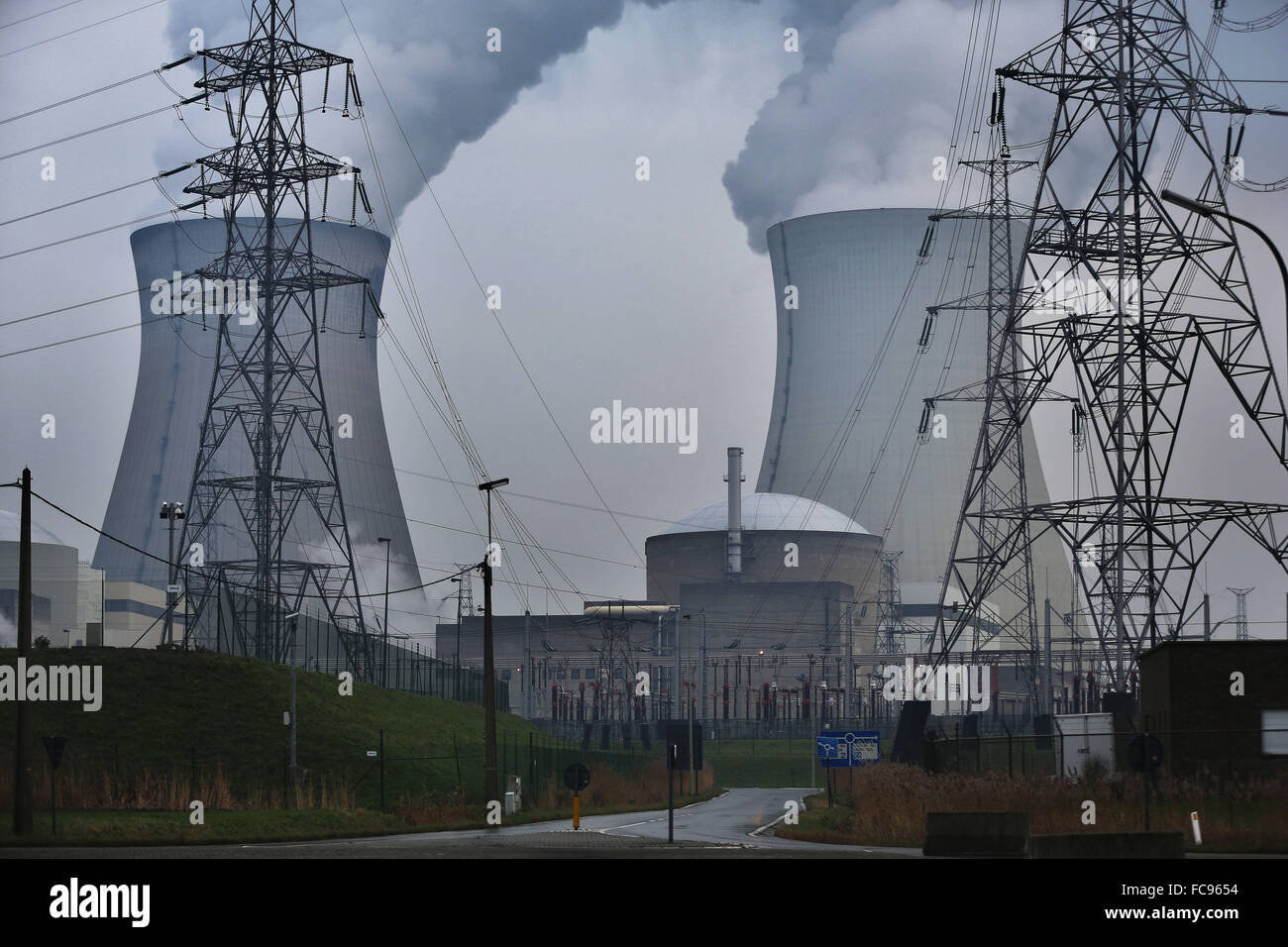 Antwerpen, Belgium. 20th Jan, 2016. Steam rises from the cooling towers ...
