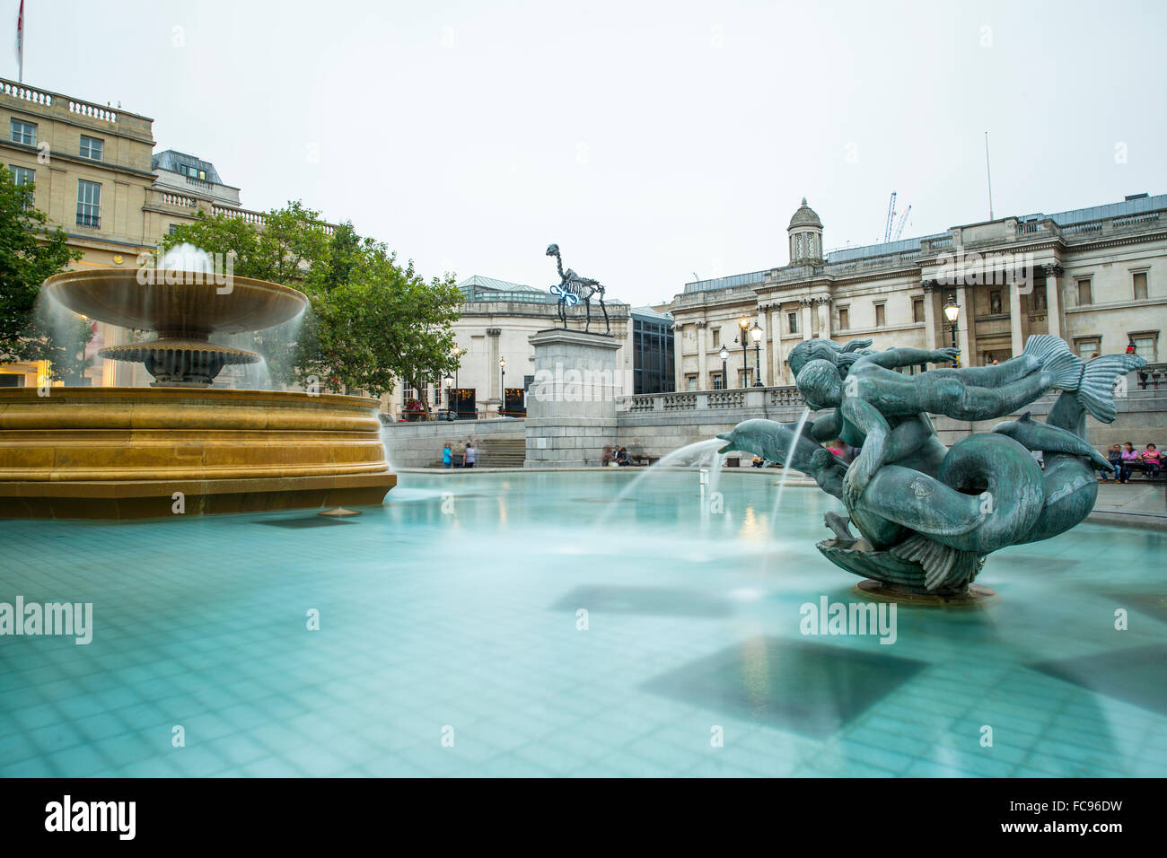 Fountains trafalgar square hi-res stock photography and images - Alamy