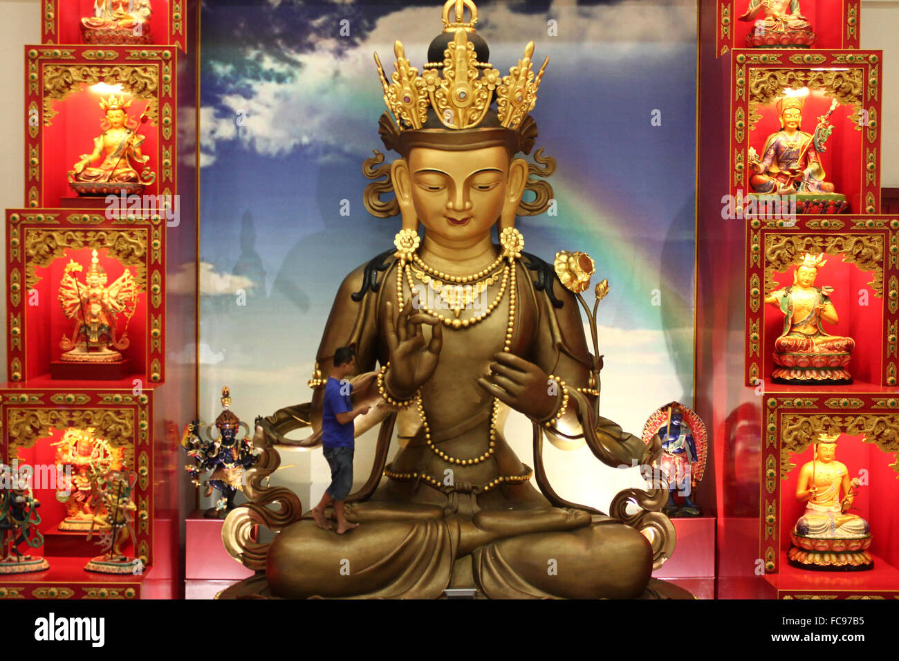 Sumatra, Indonesia. 21st January, 2016. Indonesia a Chinese man cleans ...