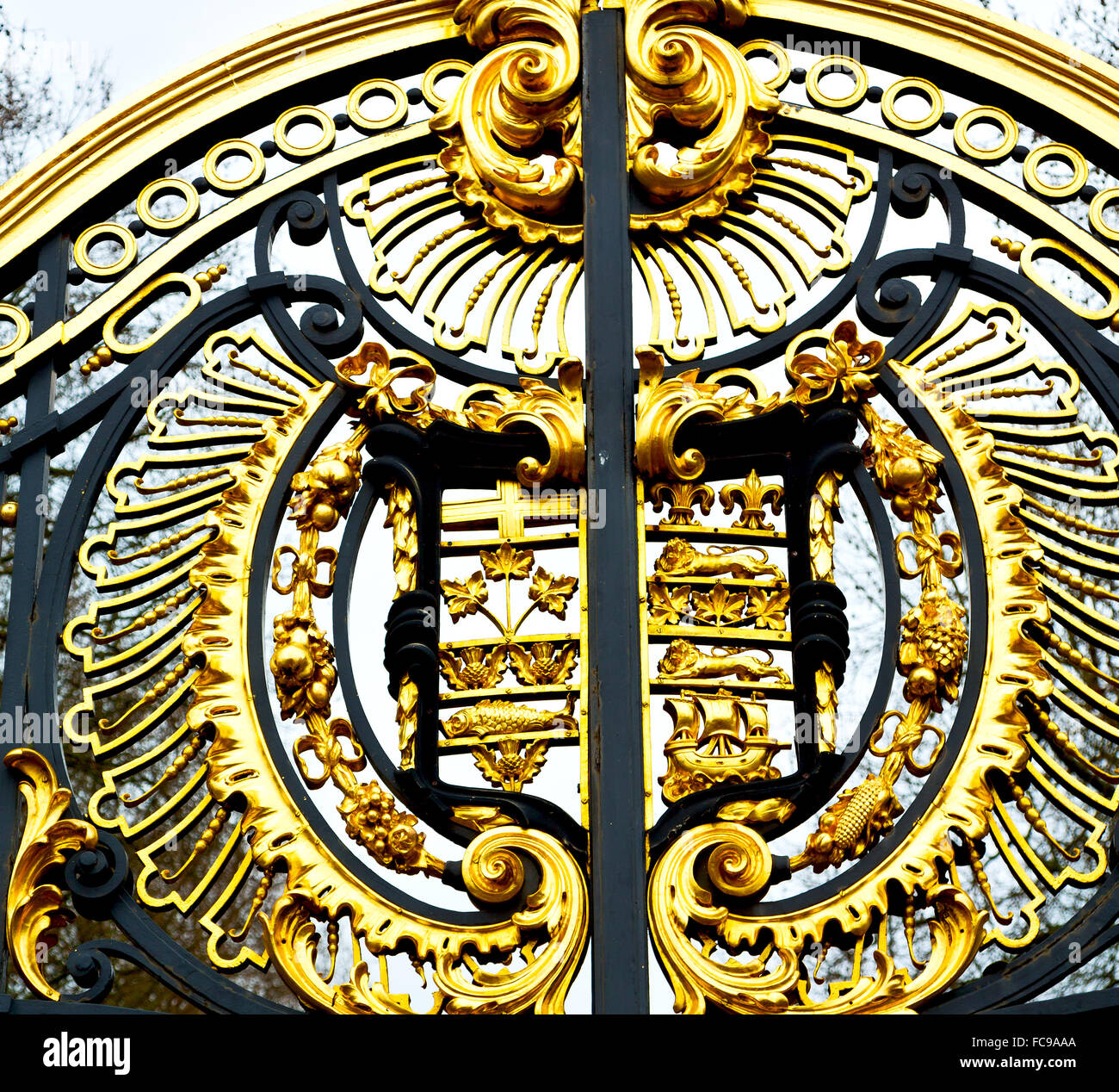 in london england the old metal gate royal palace Stock Photo - Alamy