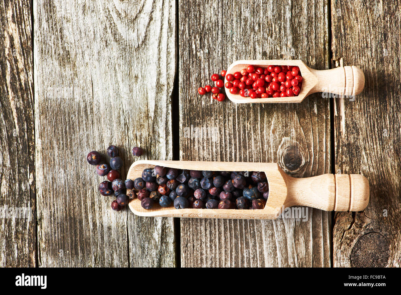 Juniper berries and rose pepper Stock Photo - Alamy
