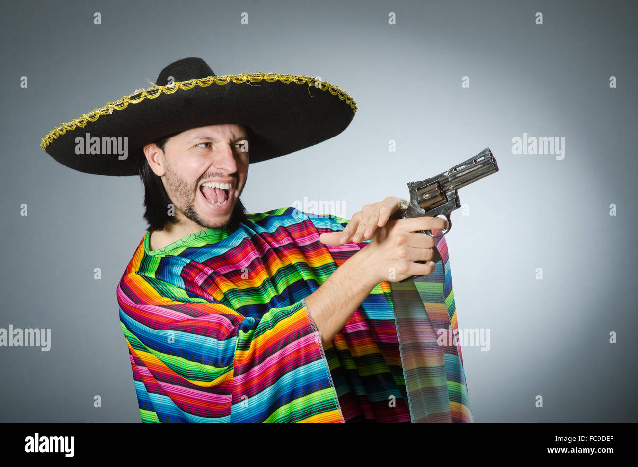 Mexican with gun wearing sombrero Stock Photo - Alamy