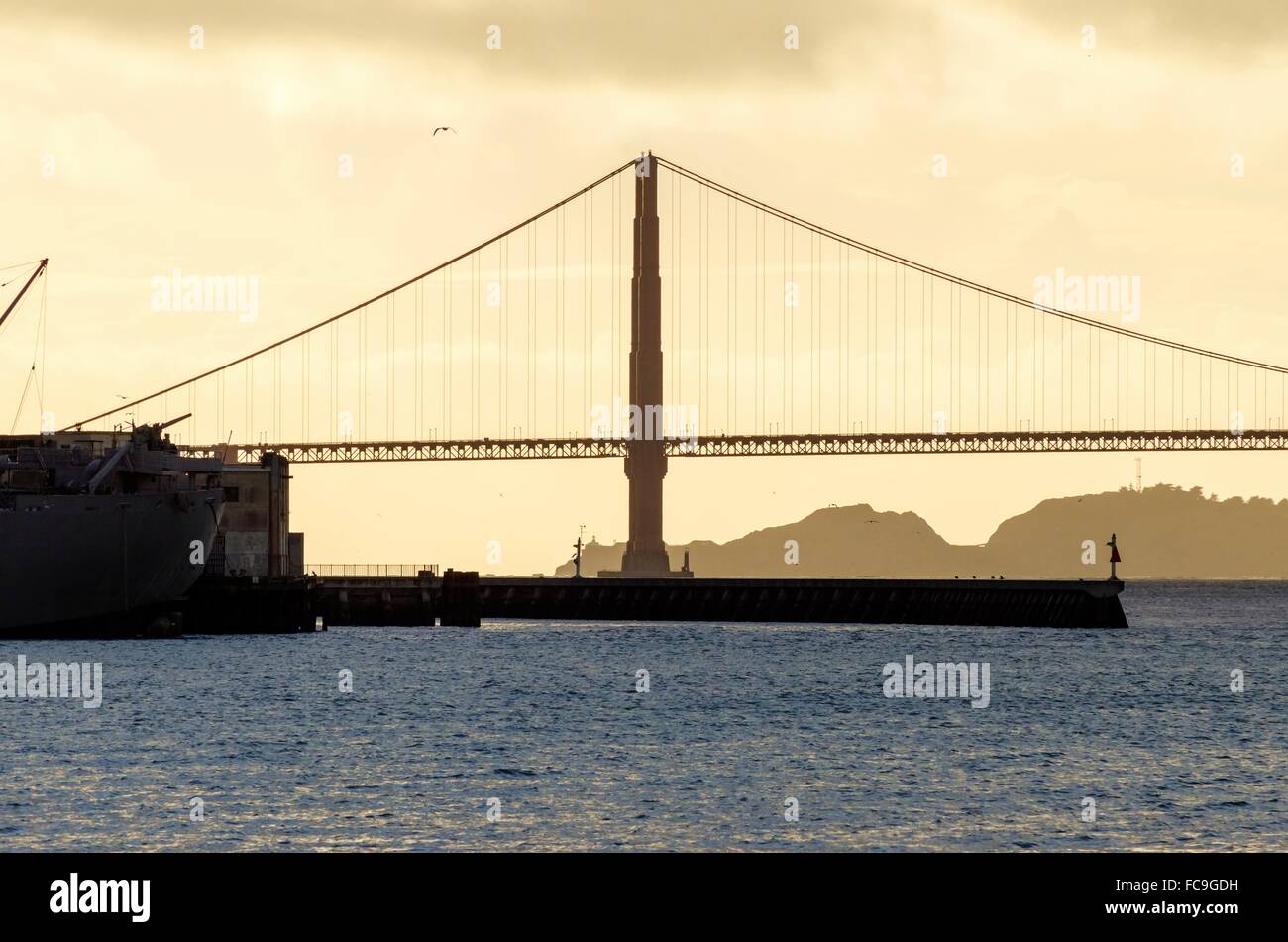 A side view of the famous San Francisco Golden Gate Bridge in ...