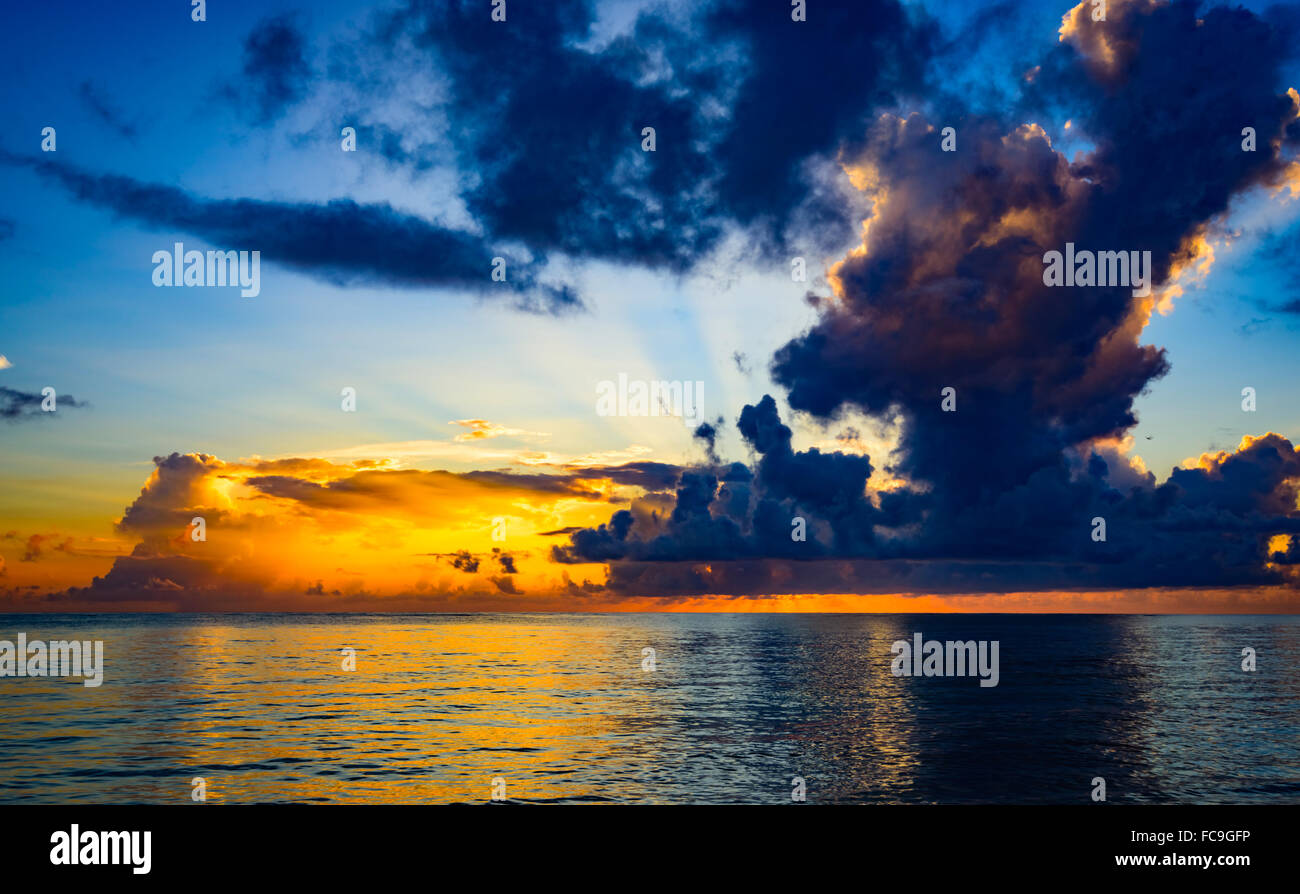 Sunlight over ocean hi-res stock photography and images - Alamy