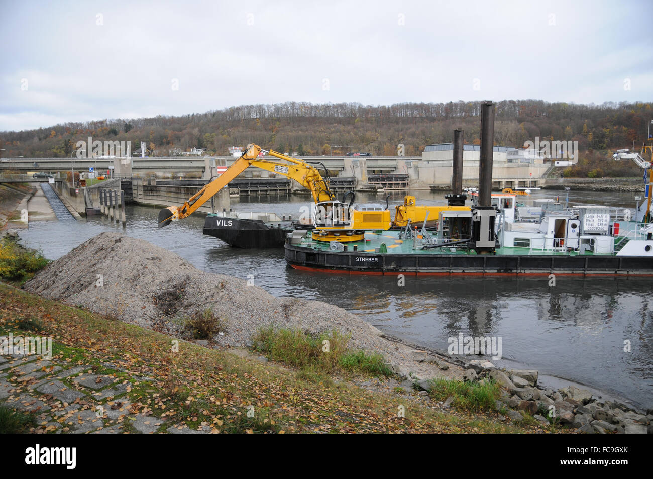 Excavator digging in river hi-res stock photography and images - Alamy