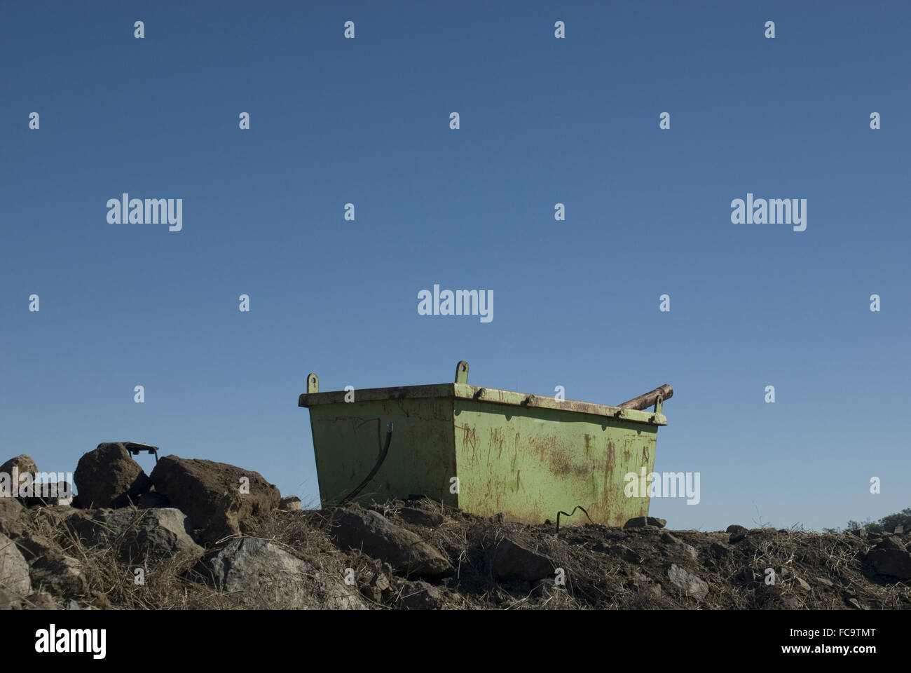 Empty dustbin hi-res stock photography and images - Alamy