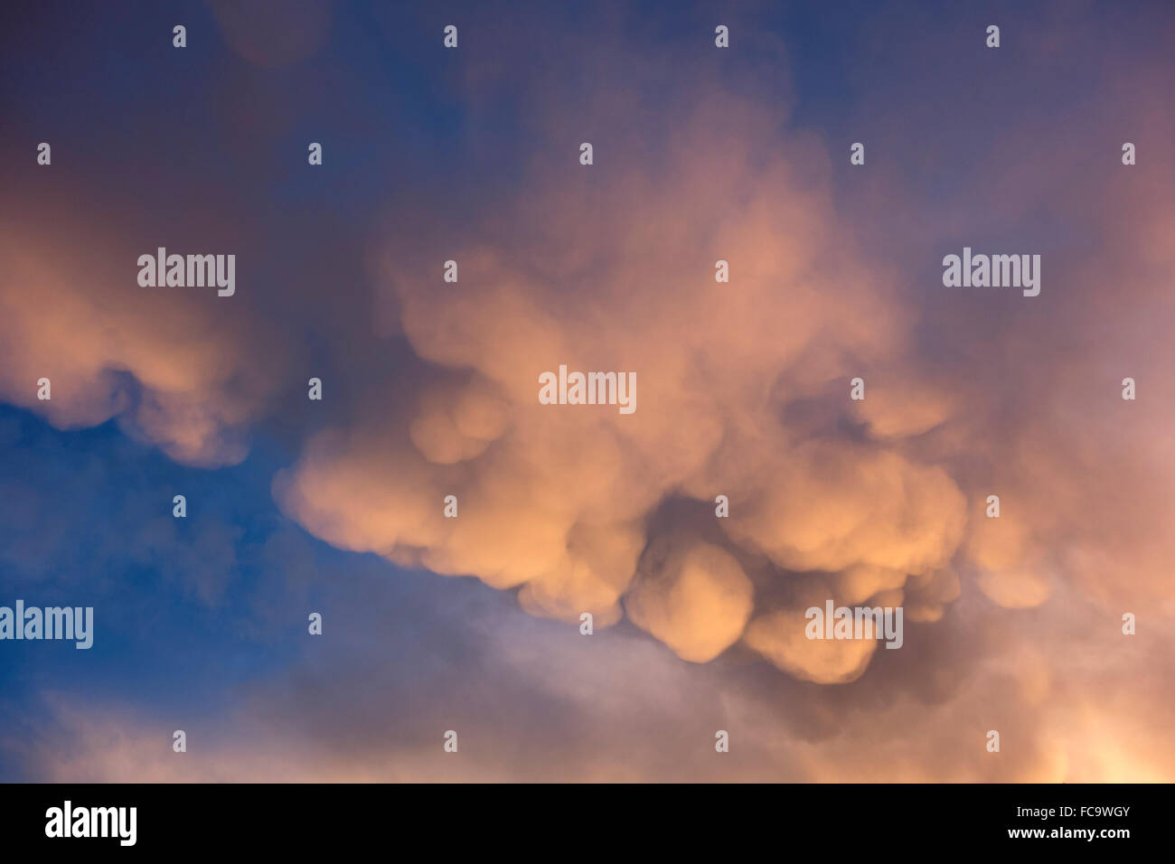 Mammato clouds hi-res stock photography and images - Alamy