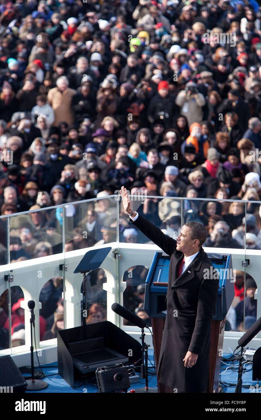 U.S President Barack Obama waves after taking the Oath of Office in ...