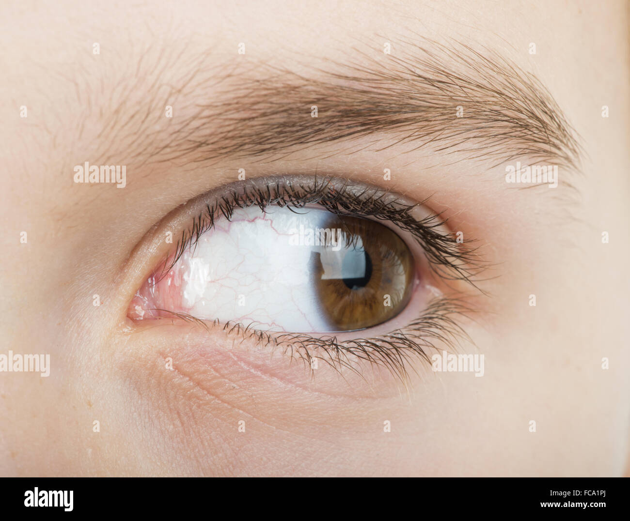 Human eye looking to the right Stock Photo - Alamy