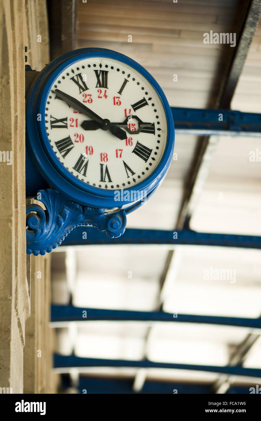 External clock hi-res stock photography and images - Alamy