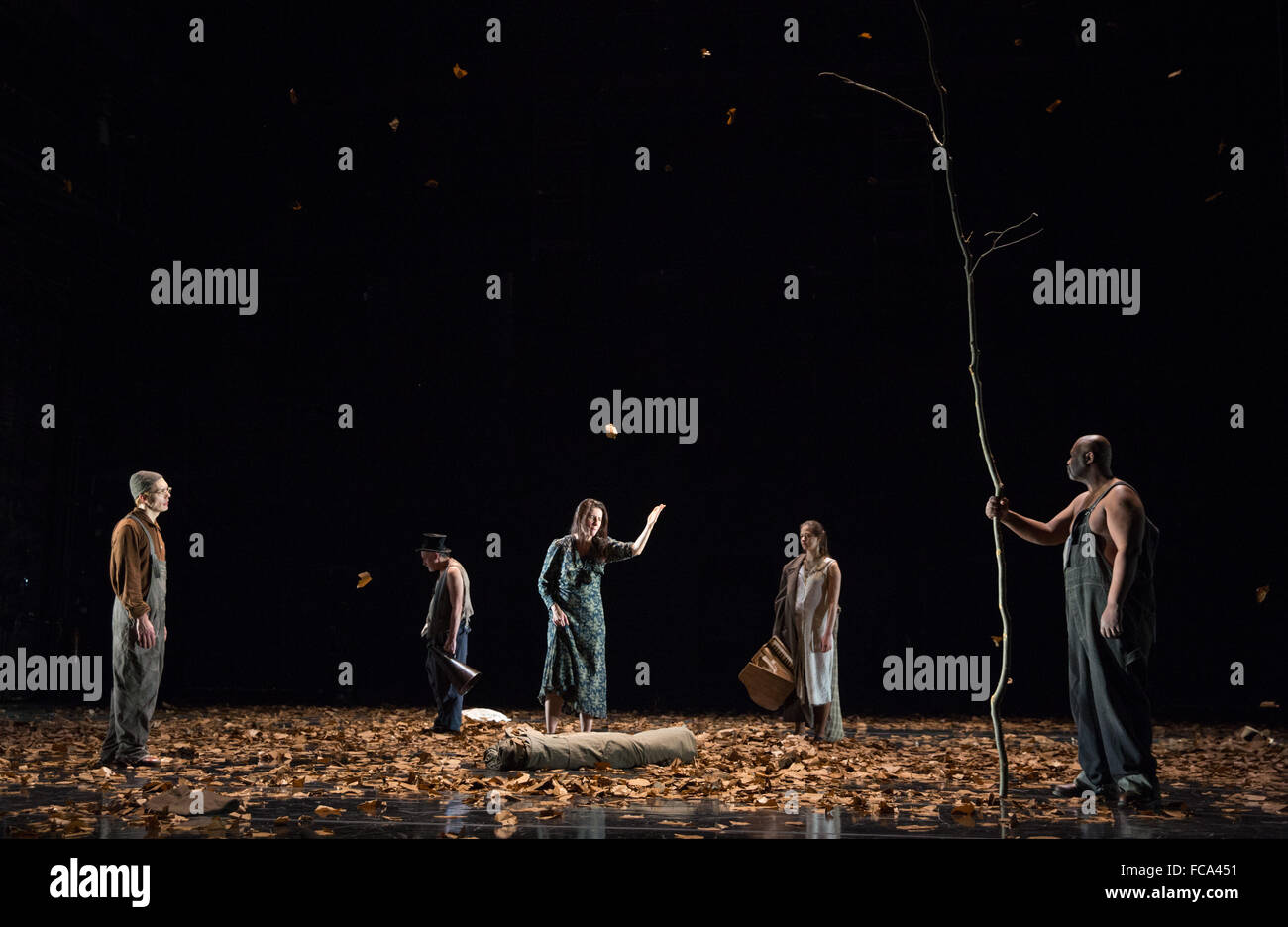 Hamburg, Germany. 21st Jan, 2016. Actors (l-r) Rafael Stachowiak (Uncle ...