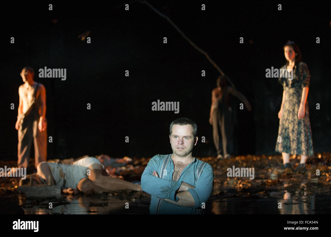 Hamburg, Germany. 21st Jan, 2016. Actors (l-r) Rafael Stachowiak (Uncle ...