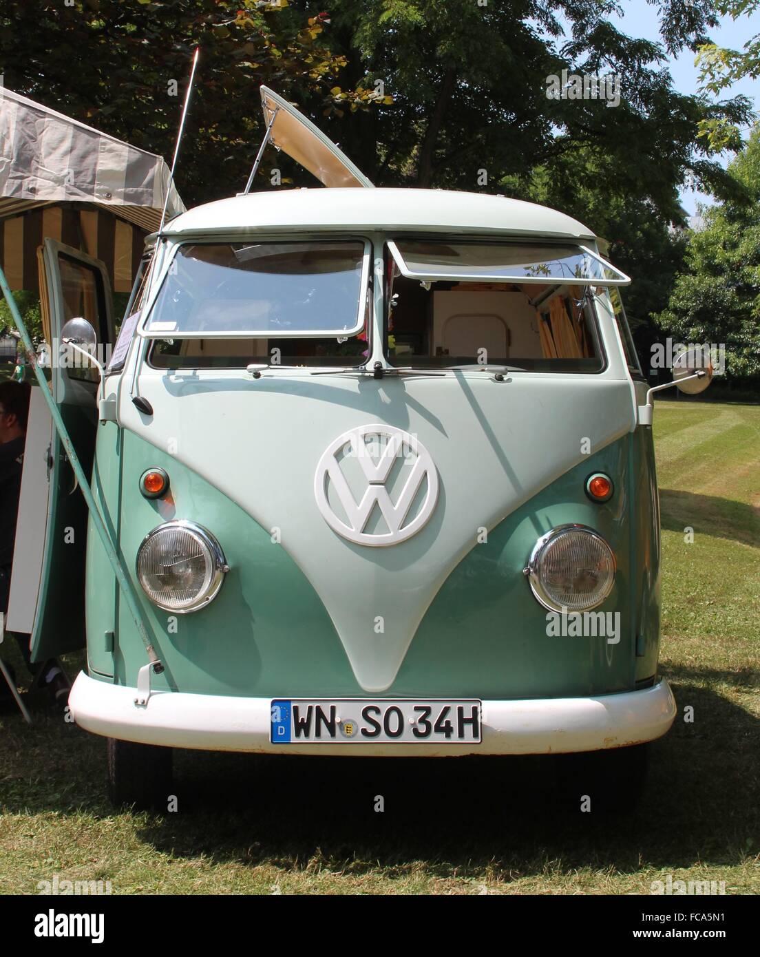 Wohnmobil campingplatz wohnmobil vw hi-res stock photography and images ...