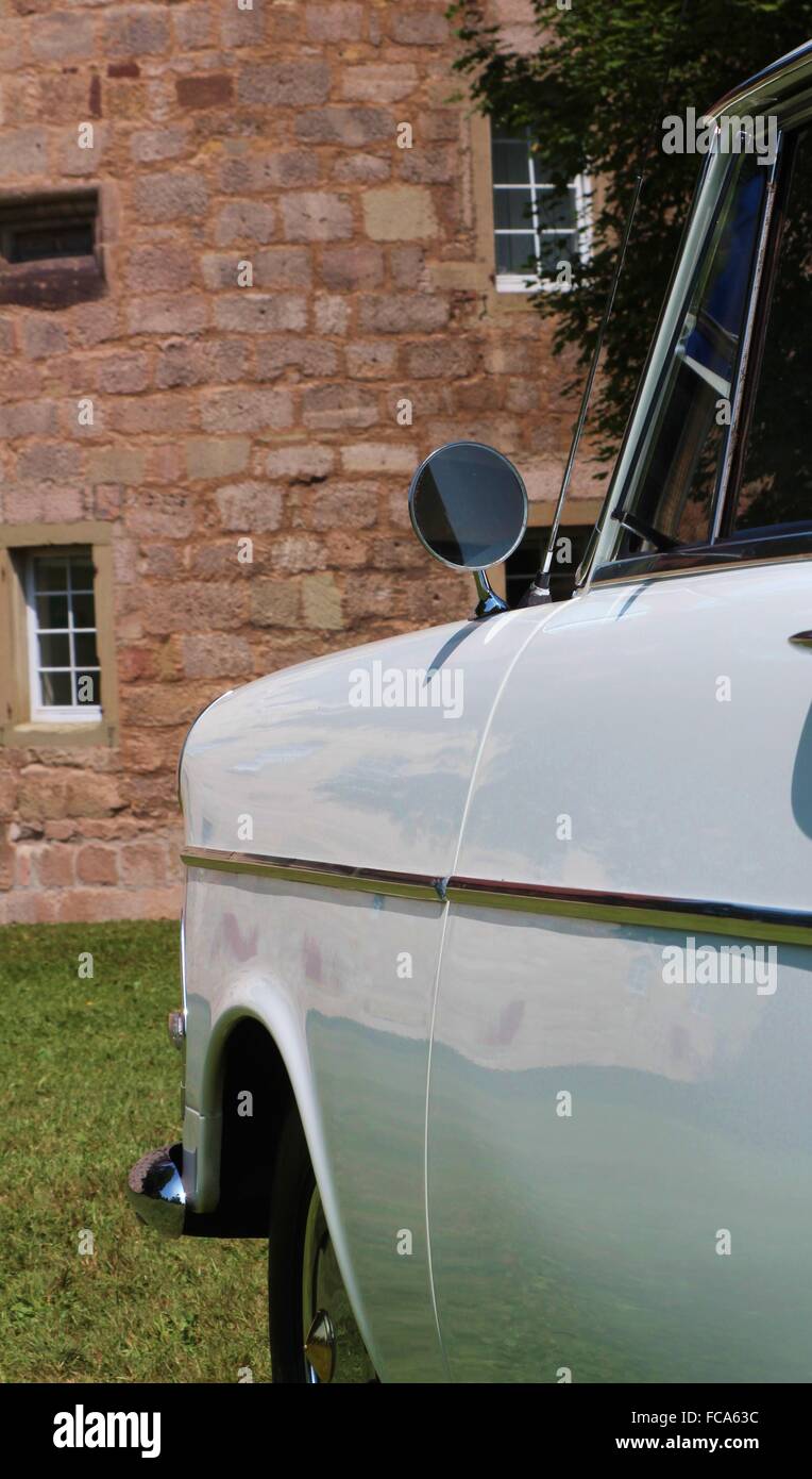 Vintage car in front castle hi-res stock photography and images - Alamy