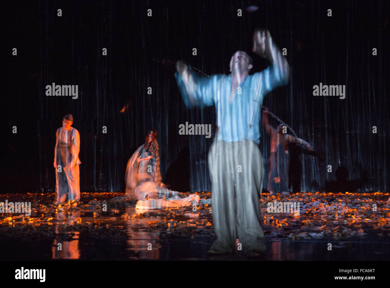 Hamburg, Germany. 21st Jan, 2016. Actors (l-r) Rafael Stachowiak (Uncle ...