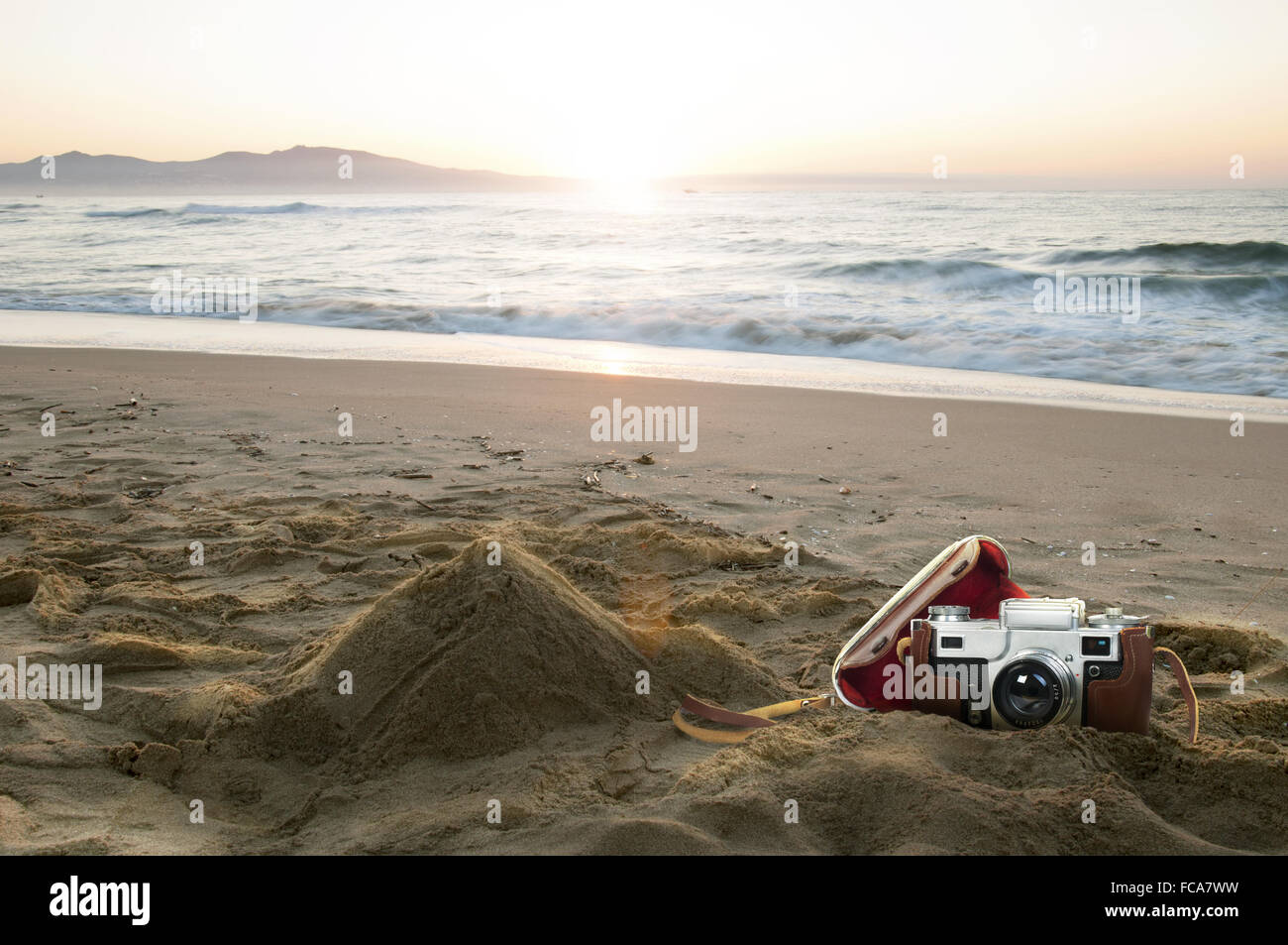 Vintage camera on the beach Stock Photo - Alamy