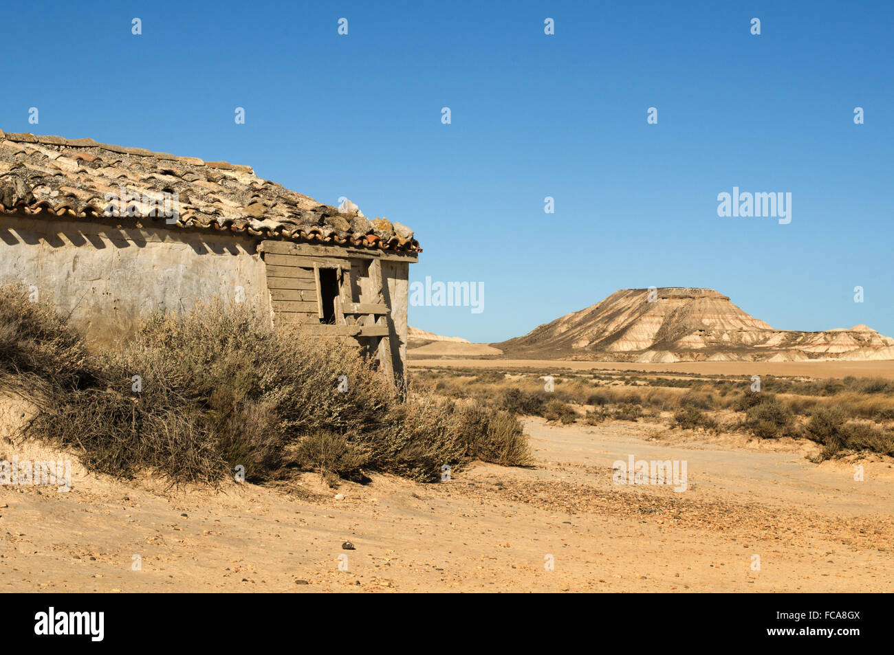 Abandoned farm house on prairie hi-res stock photography and images - Alamy