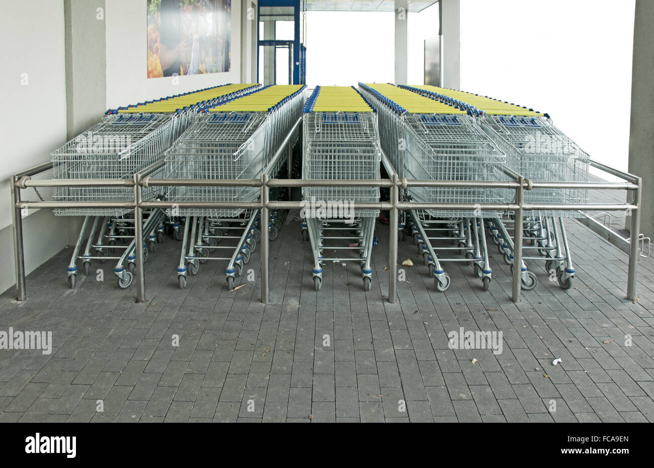 Black retail carts hi-res stock photography and images - Alamy