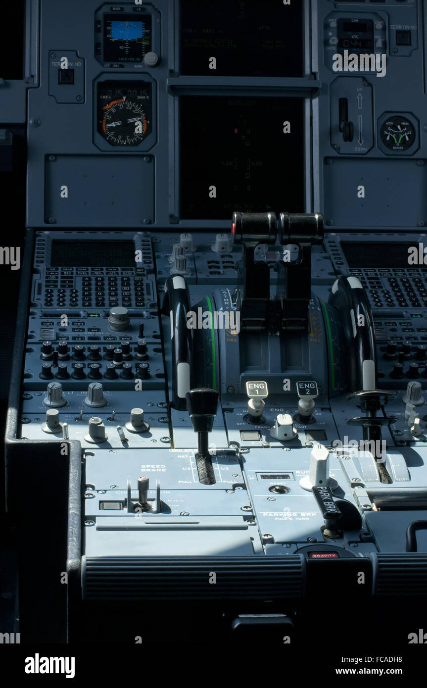 Airline cockpit hi-res stock photography and images - Alamy