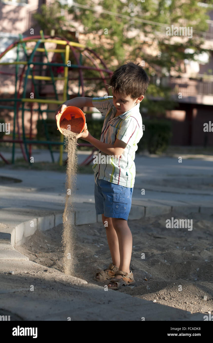 Children pour sand Stock Photo - Alamy