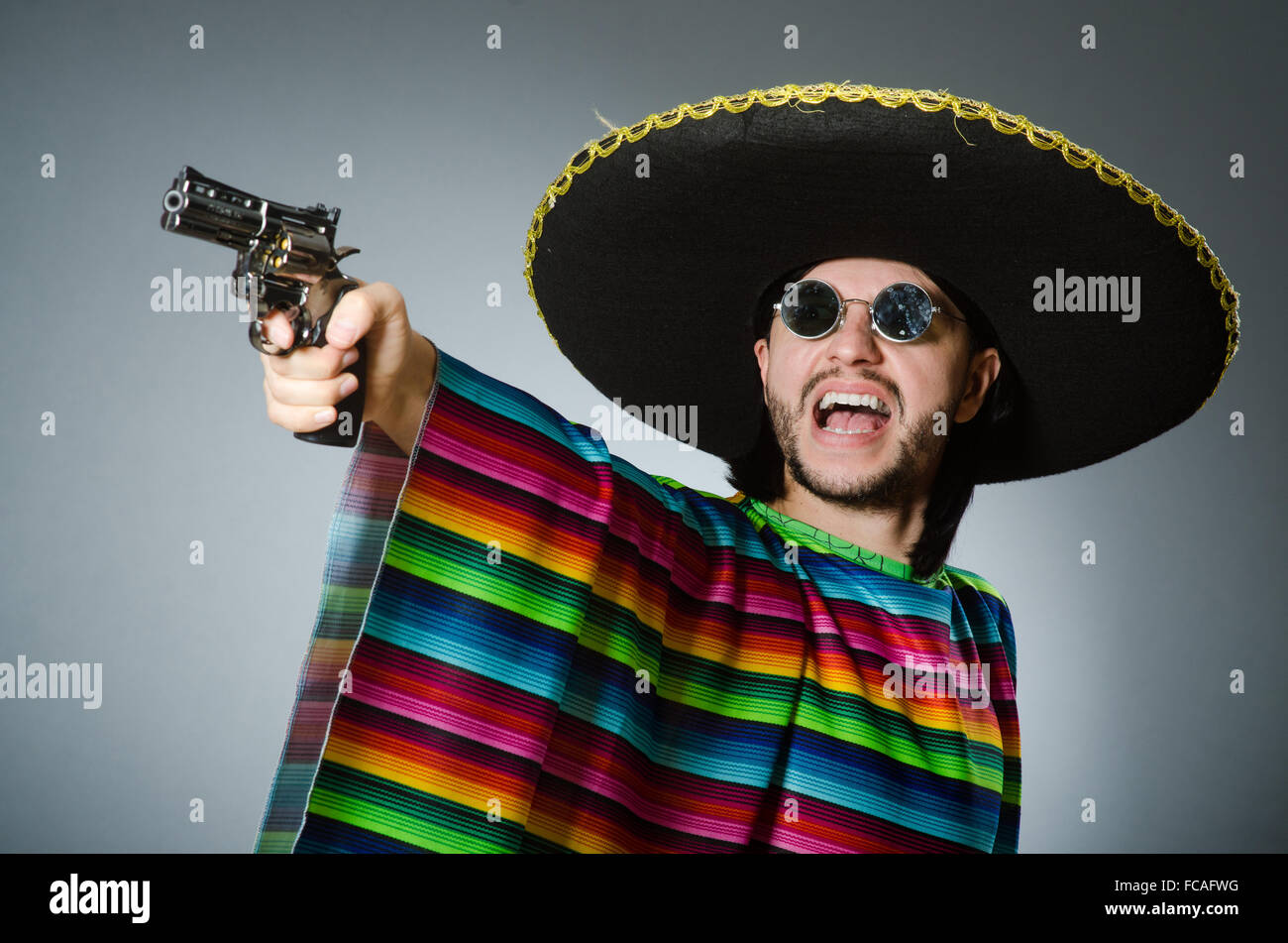 Mexican with gun wearing sombrero Stock Photo - Alamy