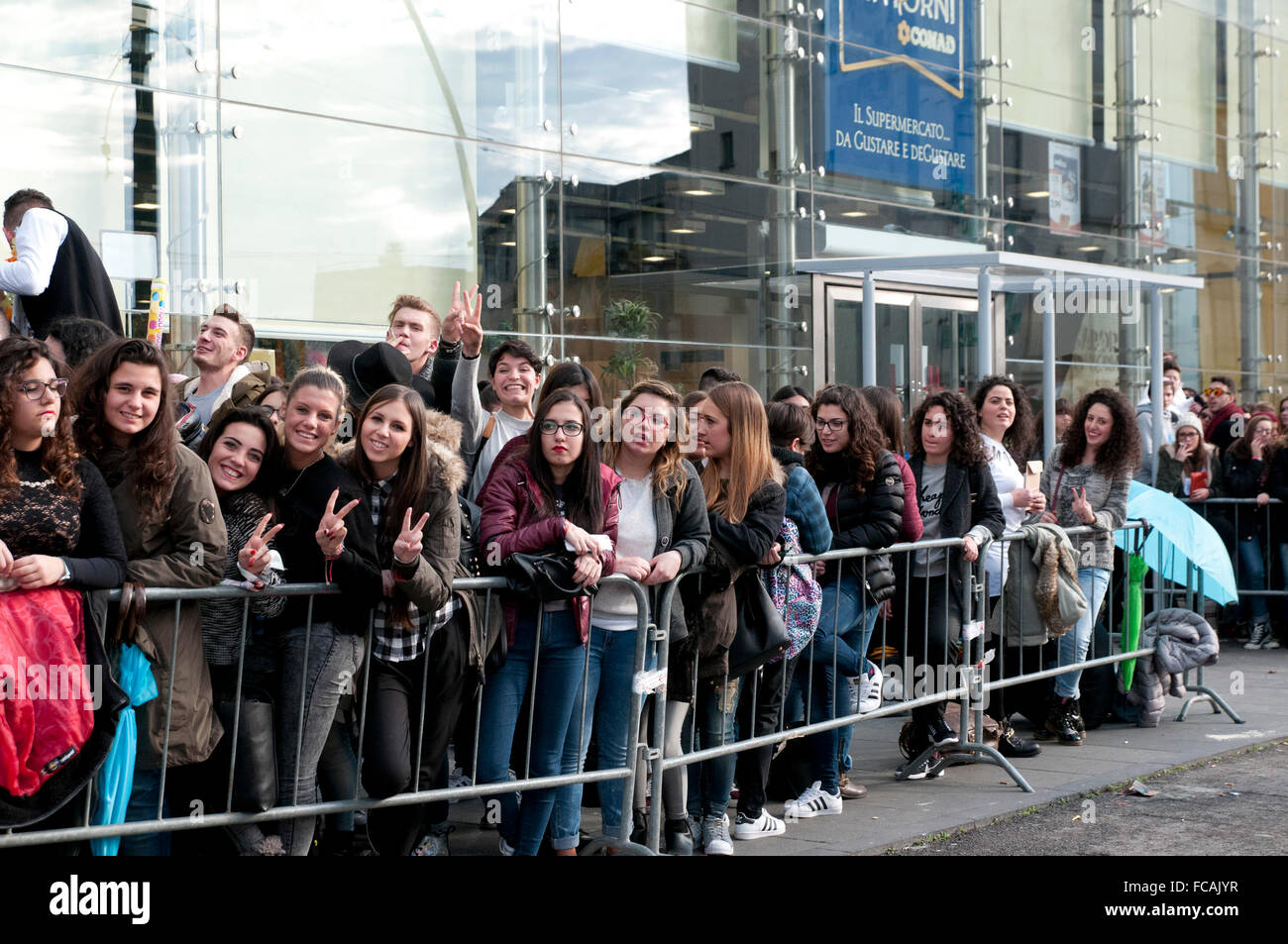 Alessandra Amoroso's fans line up to grab a copy of her album. The ...