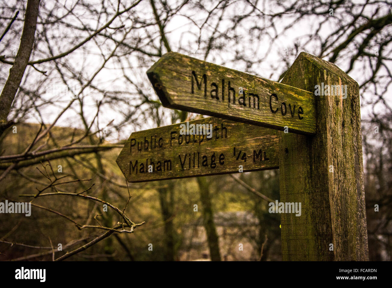 Footpath sign, Malham Cove in the Yorkshire Dales Stock Photo - Alamy