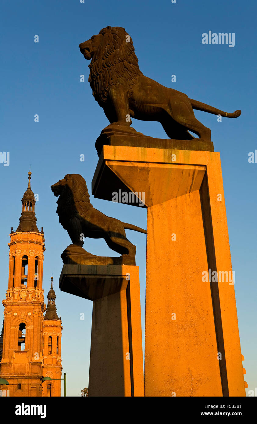 Lion entrance puente de piedra hi-res stock photography and images - Alamy