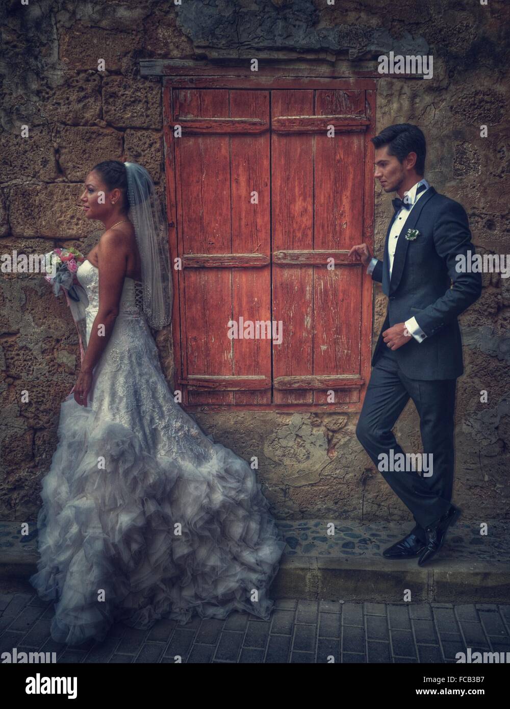 Couple standing side by side hi-res stock photography and images - Alamy