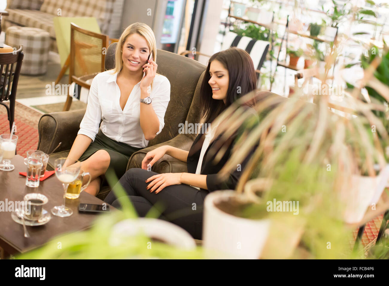 Women talking cafe hi-res stock photography and images - Alamy