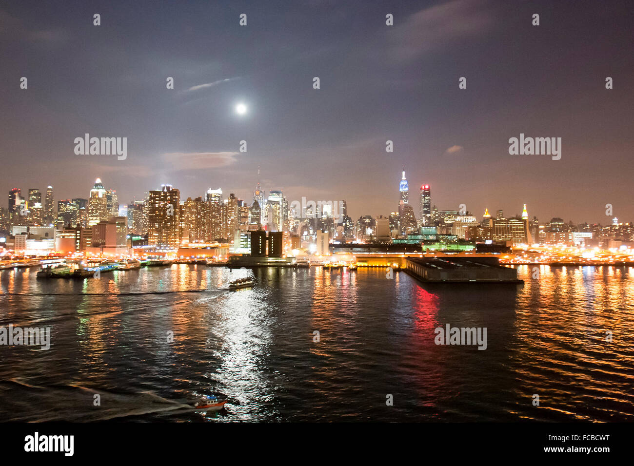 The panorama of Midtown Manhattan coast viewed from the Hudson River at ...