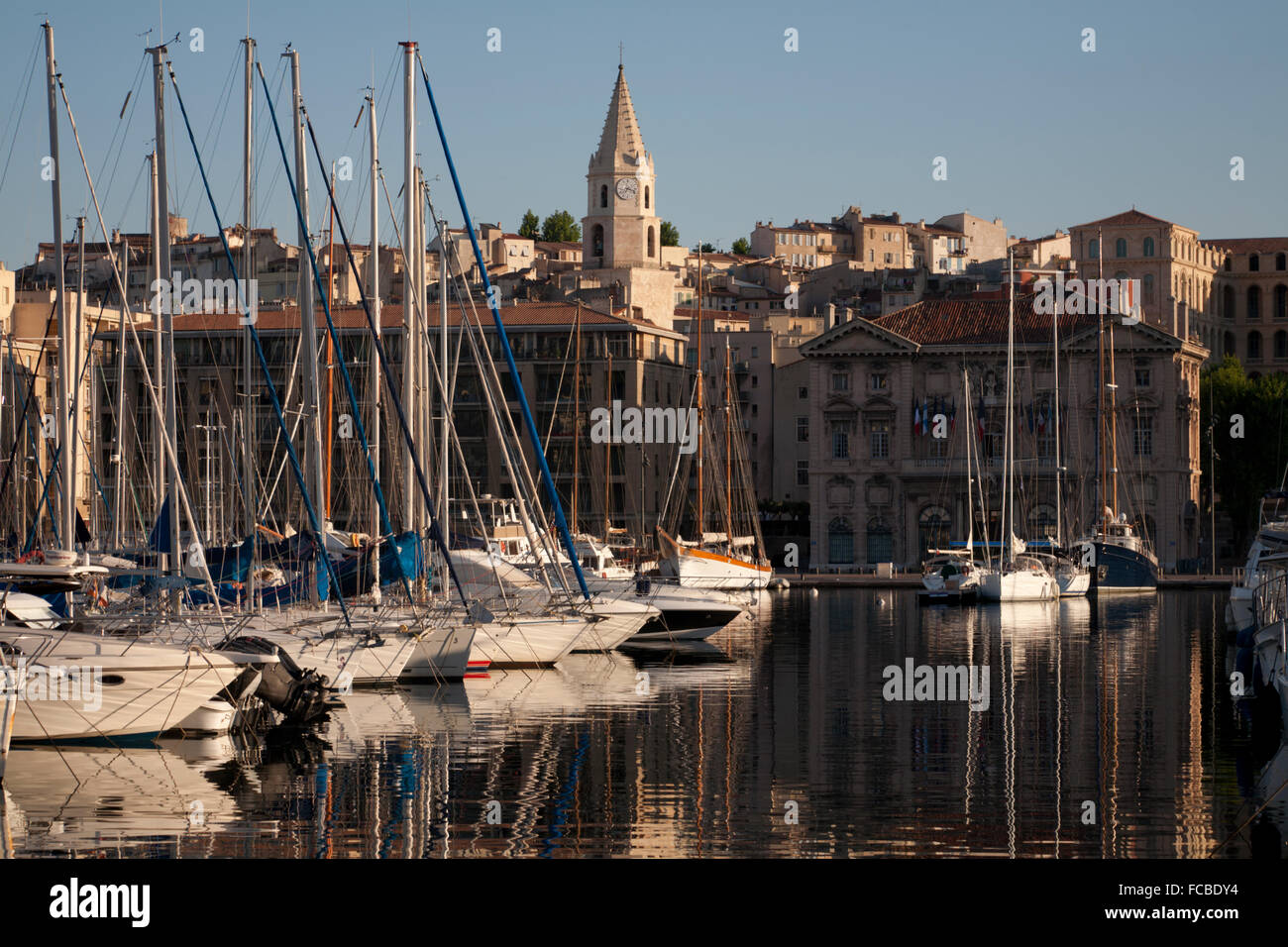 Marseilles boats in harbour hi-res stock photography and images - Alamy