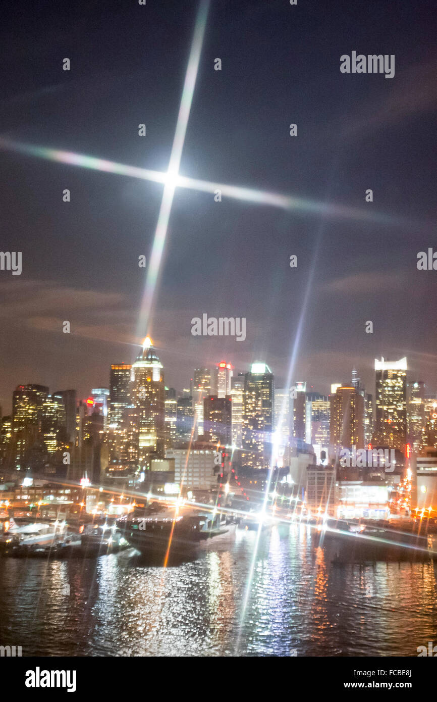 The panorama of Midtown Manhattan coast viewed from the Hudson River at ...