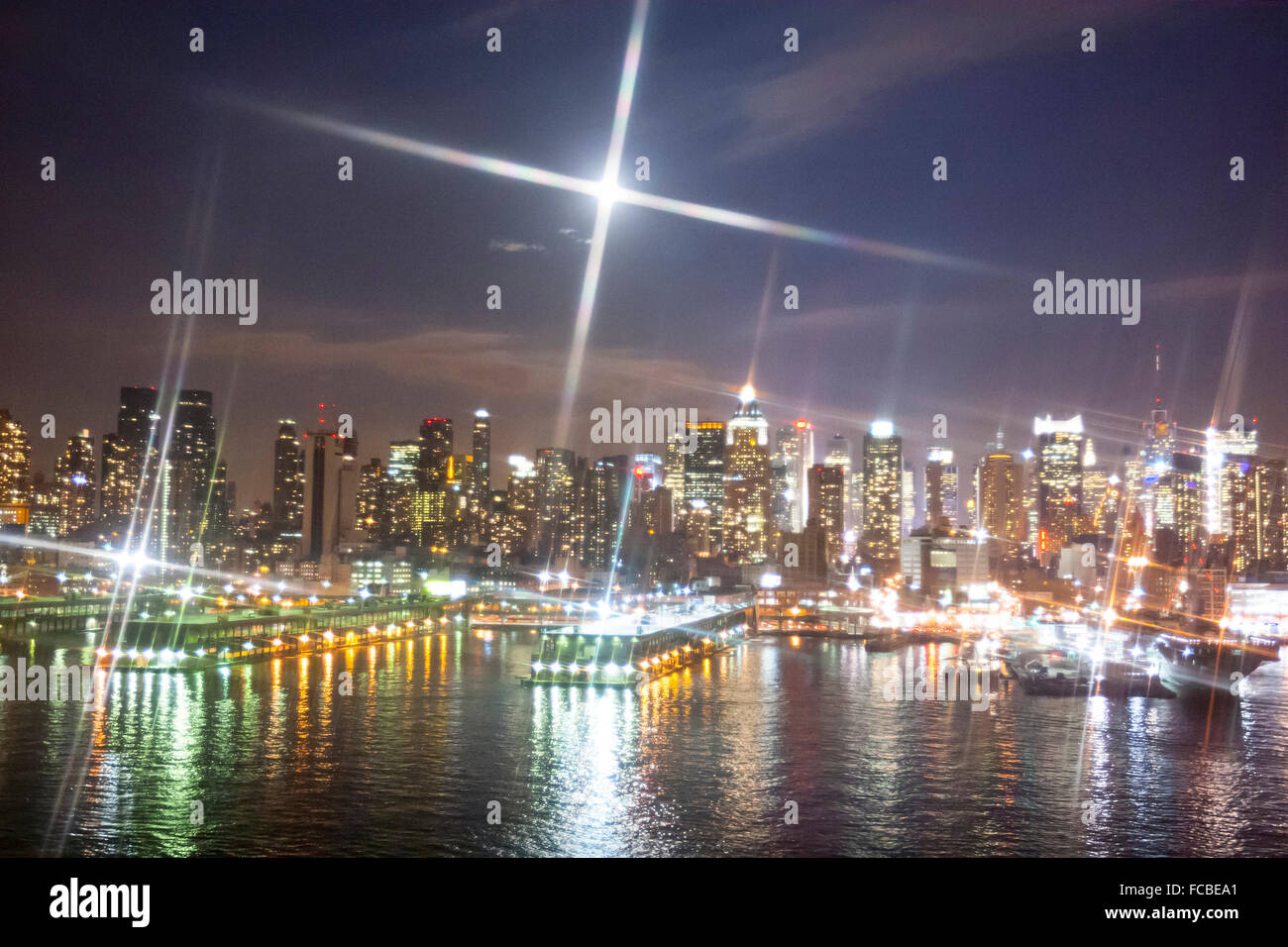 The panorama of Midtown Manhattan coast viewed from the Hudson River at ...